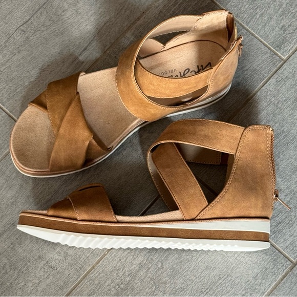 Life Stride | Shoes | Life Stride Tan Sandals With Crisscross Straps ...